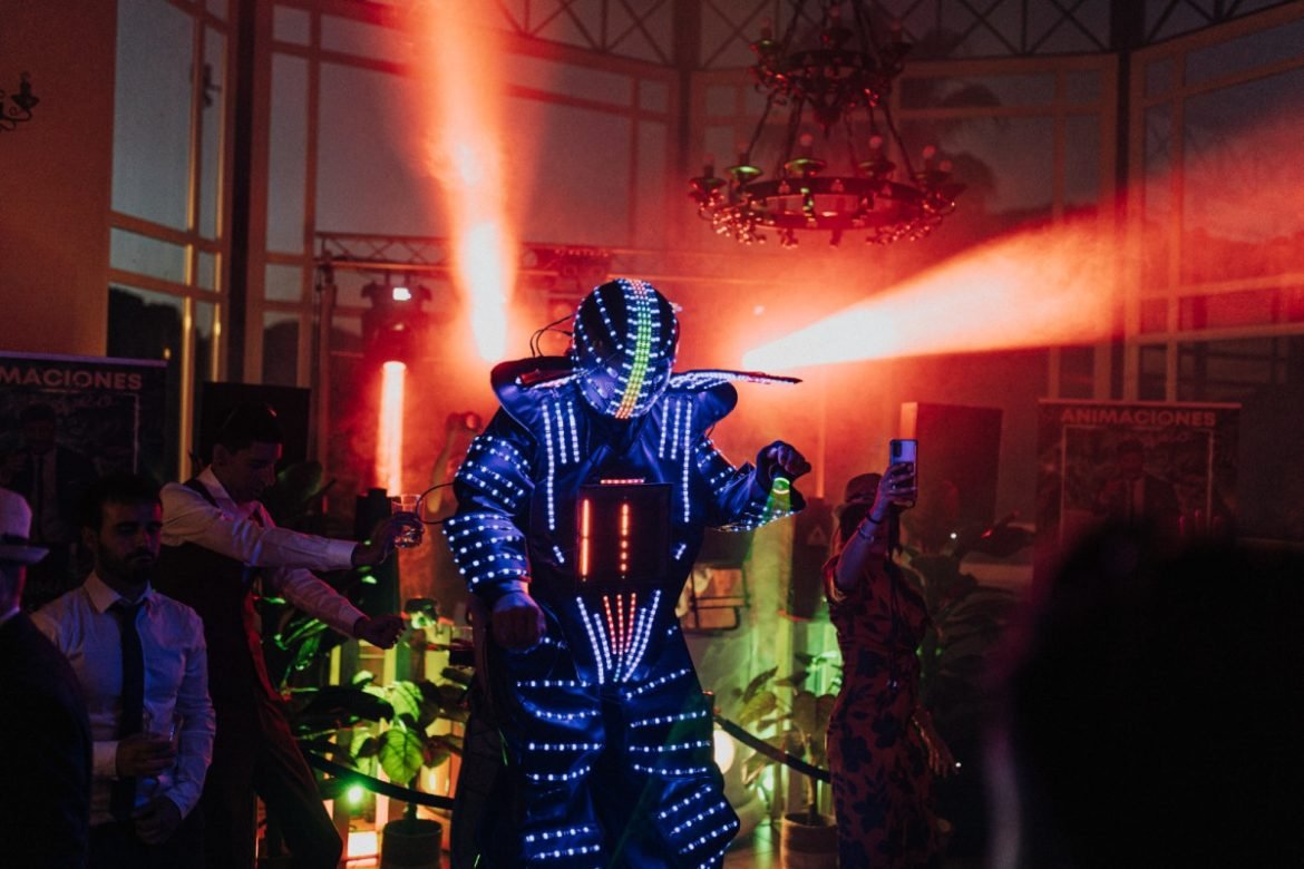 Alquiler ROBOT LED para Fiestas y Bodas – Animaciones Leo; Mago, Dj´s ...