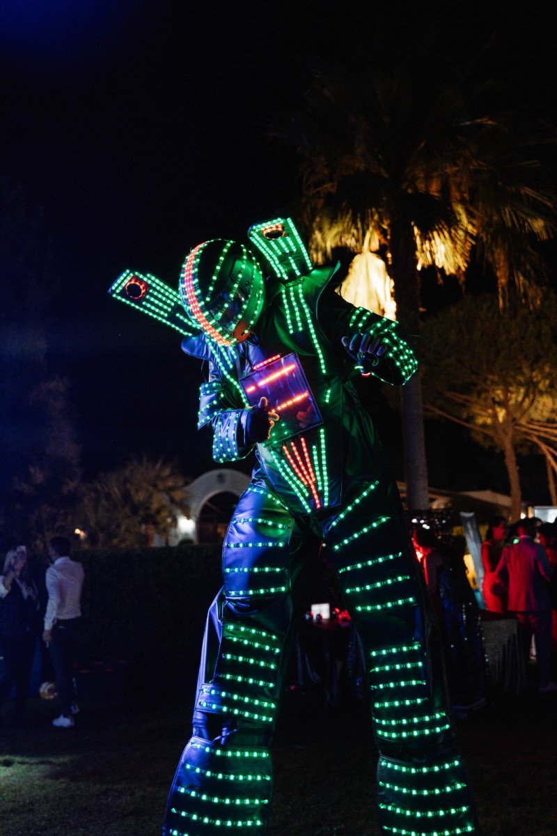 Alquiler ROBOT LED para Fiestas y Bodas – Animaciones Leo; Mago, Dj´s ...